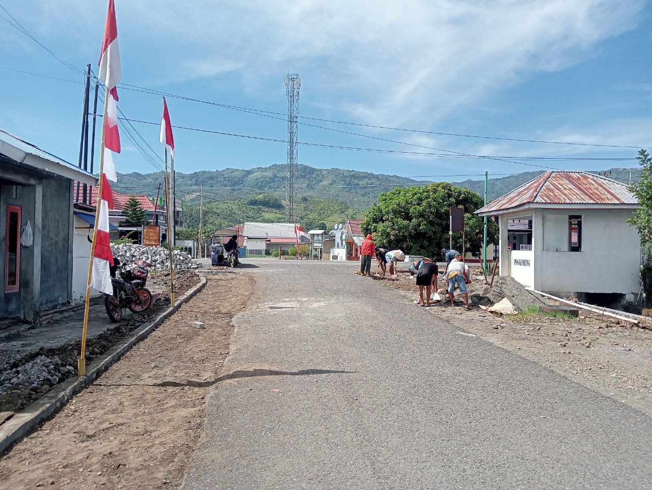 Pemerintah Desa Tadoy Lanjutkan Pembangunan Paving Block Bahu Jalan ...