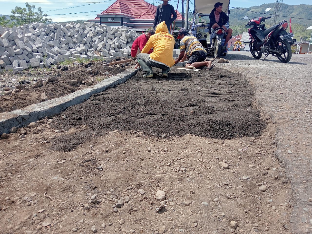 Pemerintah Desa Tadoy Lanjutkan Pembangunan Paving Block Bahu Jalan ...